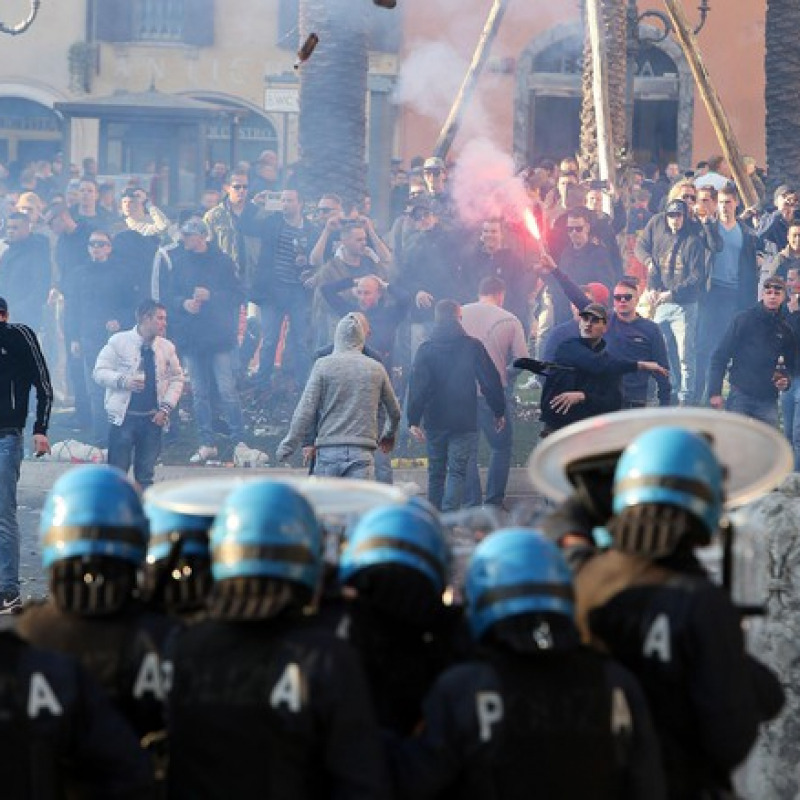 Roma a ferro e fuoco guerriglia al centro - Gazzetta del Sud