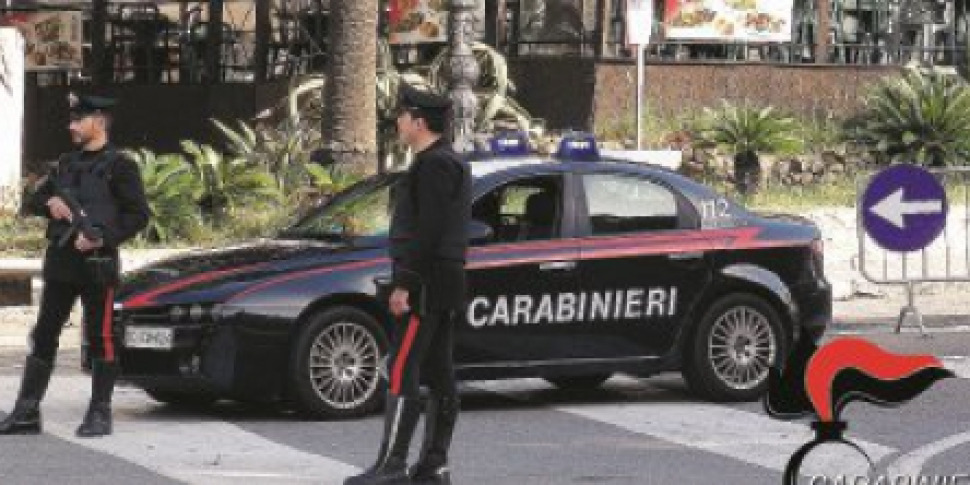 Si accascia sul ciglio della strada e viene centrato da un' auto ...