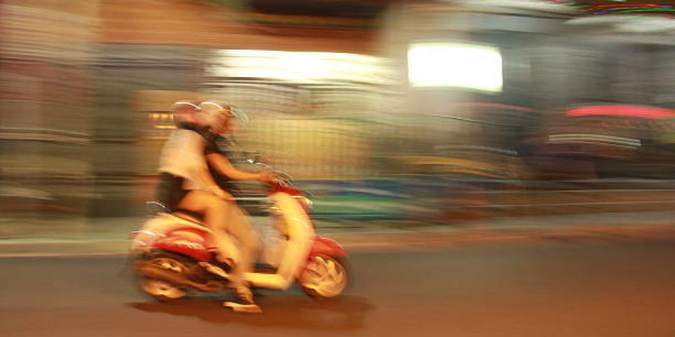 Cadono dalla moto per un... bacio - Gazzetta del Sud