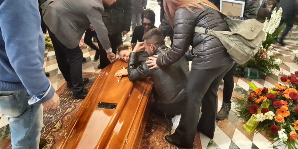 Commozione e lacrime per i funerali di Alessandra a Messina: ecco il ...