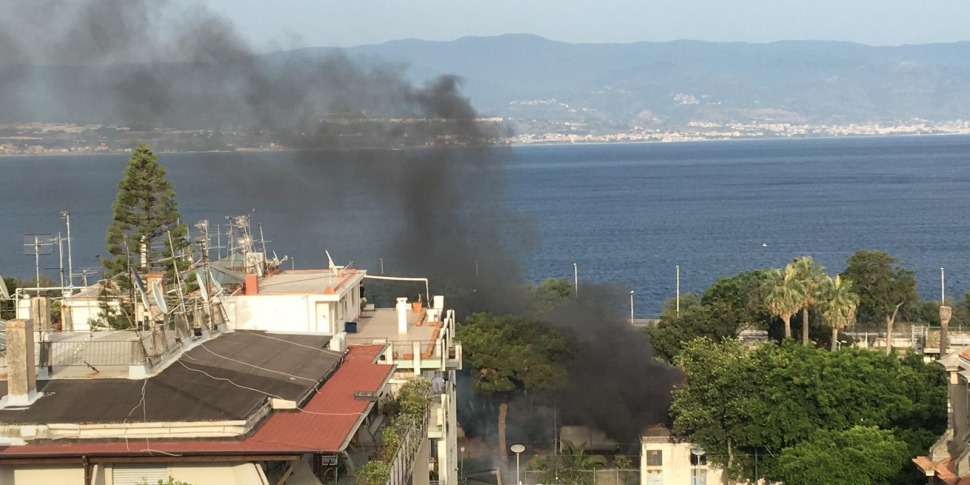 Incendio alla Fiera di Messina, a fuoco un padiglione: nube nera sulla ...