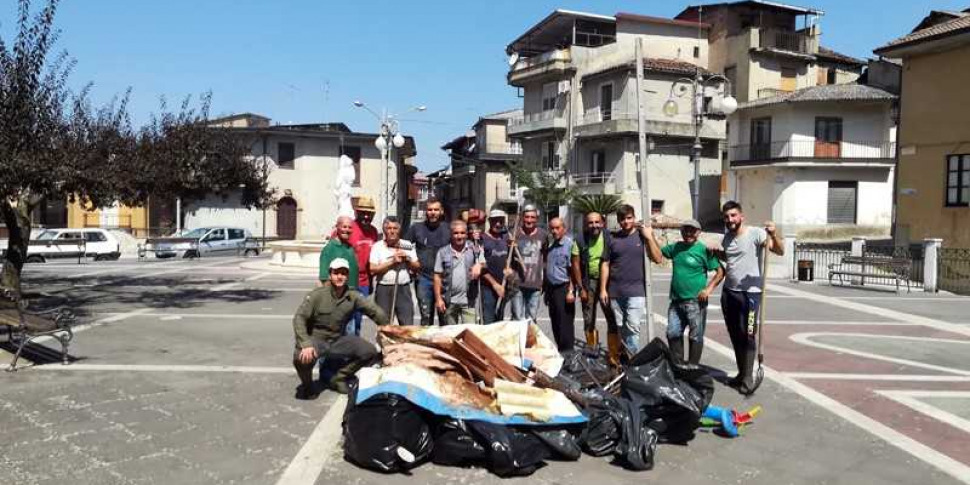 Giornata ecologica ad Acquaro, volontari Arci al lavoro per ripulire il ...