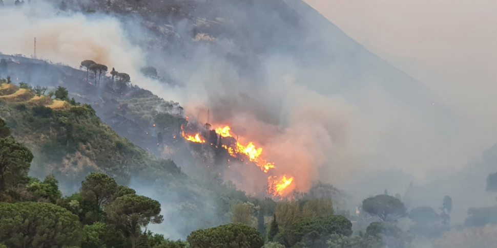 Sicilia in fiamme, vasto incendio anche a Messina da Masse a Spartà ...