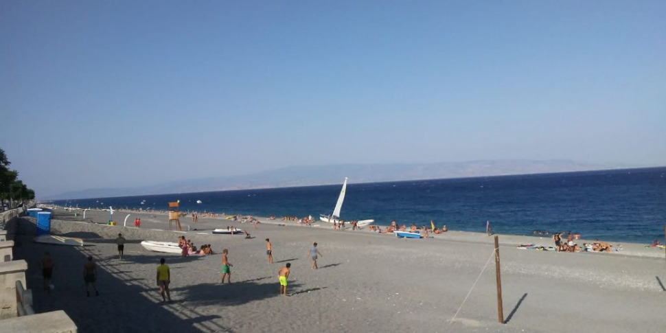 Catamarano si capovolge nelle acque di Roccalumera, salvati due giovani ...