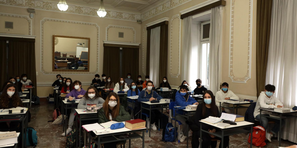 Messina, si torna in classe alle "superiori". La protesta al Bisazza ...