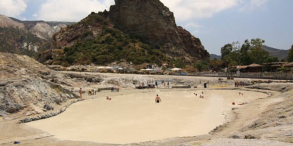 Vulcano, gas in eccesso: chiusa di nuovo la pozza dei fanghi - Gazzetta ...