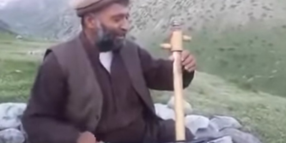 Musica proibita in Afghanistan: il cantante folk Fawad Andarabi ...