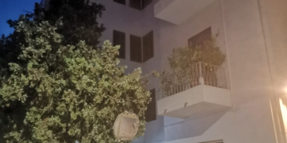 Catanzaro, giovane minaccia di buttarsi dal quinto piano: salvato dai ... Catanzaro, giovane minaccia di buttarsi dal quinto piano: salvato dai ...