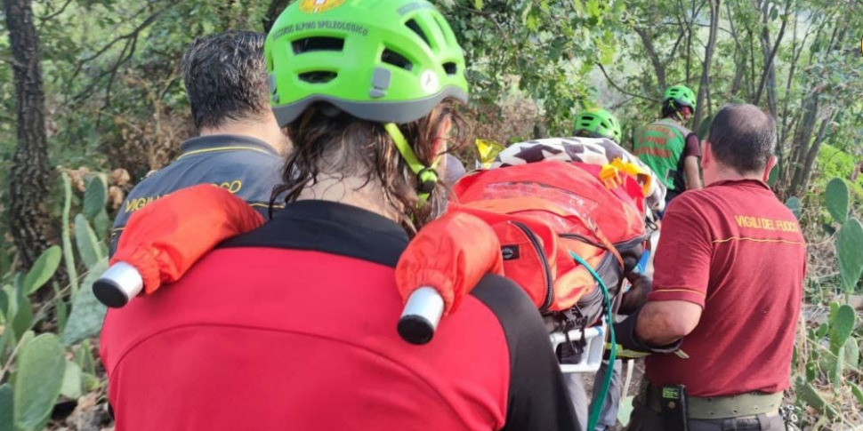 Moio, donna cade da un costone nell'Alcantara, salvata dai vigili del ...