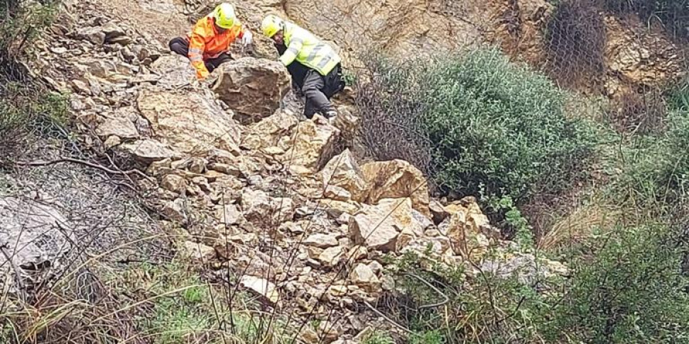 Frana a Capo Alì, rocciatori in azione per riaprire la SS 114 FOTO ...
