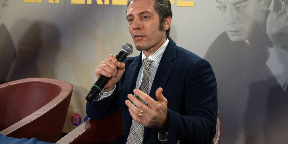 Il prof Andrea Maggi (da "Il collegio") incontra gli studenti di ...