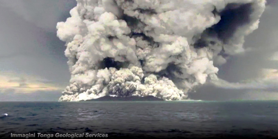 Isola di Tonga, erutta vulcano sottomarino. Onde anomale si infrangono ...