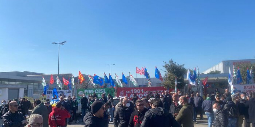 Bosch a Bari, lavoratori in protesta contro i 700 esuberi - Gazzetta ...