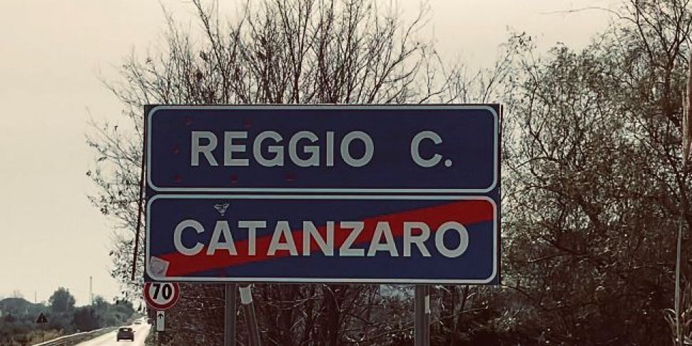 Viaggio sulla SS 106, la strada della morte. La corsa ad ostacoli tra ...