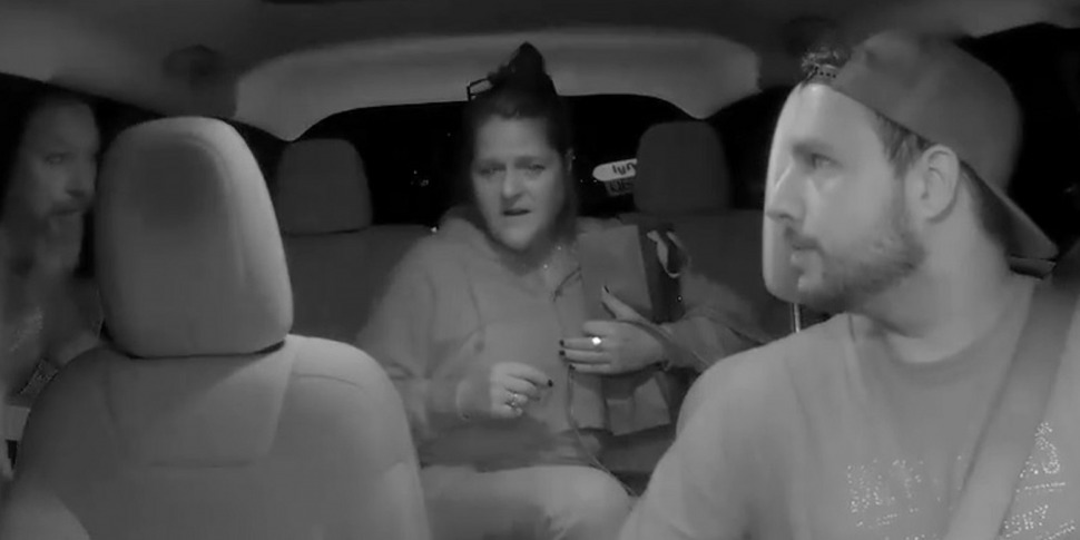 Coppia di clienti razzisti: l'autista li fa scendere dal taxi. Adesso ...