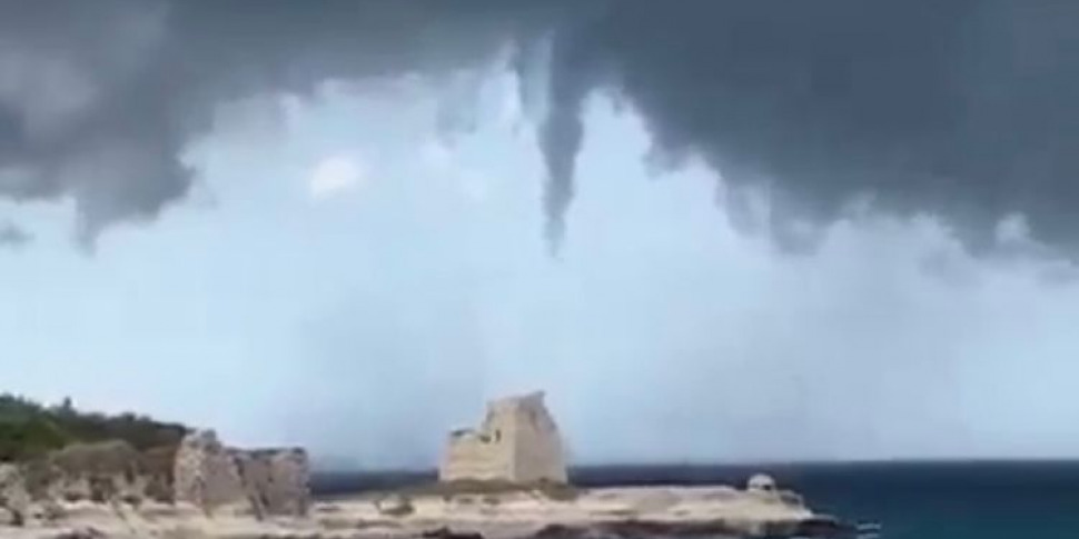 Tromba d'aria nel Salento, volano ombrelloni e lettini. Bagnanti in fuga - Gazzetta del Sud
