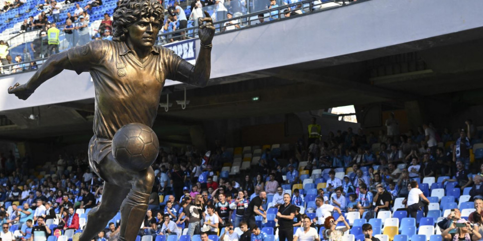 Napoli ricorda Maradona, genio che domani avrebbe compiuto 62 anni ...