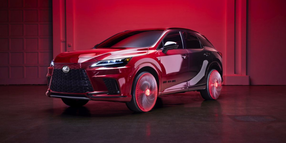 Lo stilista Harris Reed crea i cerchi “Ruby Red” del nuovo Lexus RX ...