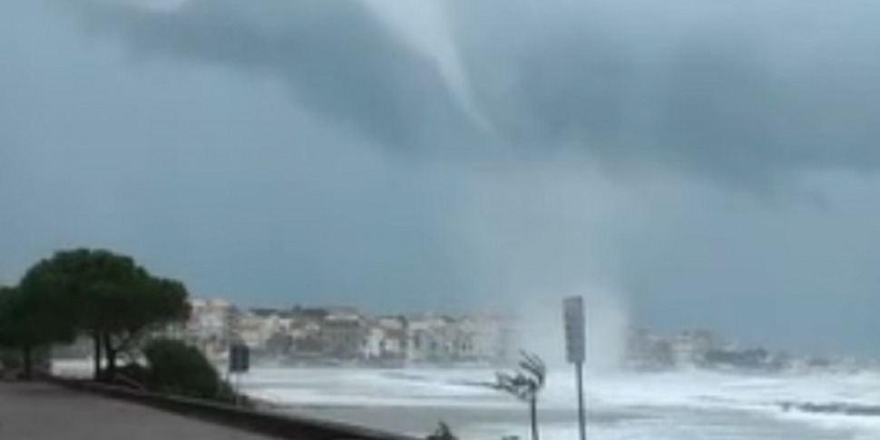 Il video della tromba marina che ha investito il lungomare: paura a Crotone - Gazzetta del Sud