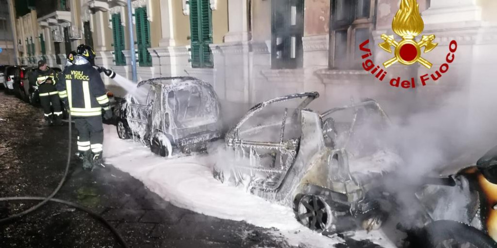 Messina, incendio doloso in via Lascaris: sei auto danneggiate, tre Smart distrutte FOTO ...