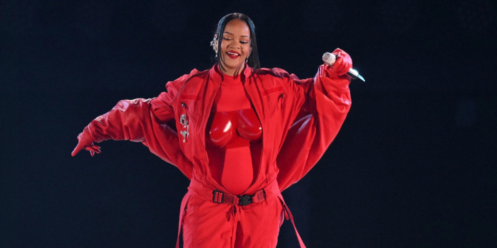 Rihanna incinta e in tuta rossa incanta il pubblico del Super Bowl ...