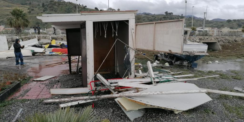 Messina, nella zona sud case e strade invase dal mare: l'appello dei ...