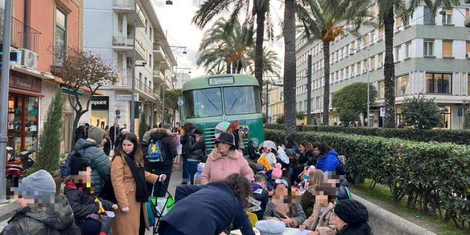 Messina, teatrino delle marionette nello storico bus Atm per Carnevale ...