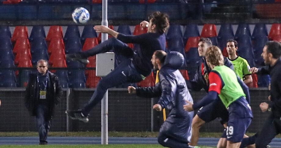 Cosenza, la rovesciata di Viali al triplice fischio scatena il popolo ...