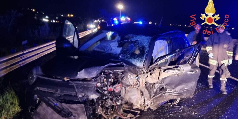 Scontro tra auto sulla 106 tra Botricello e Steccato di Cutro, tre ... Scontro tra auto sulla 106 tra Botricello e Steccato di Cutro, tre ...