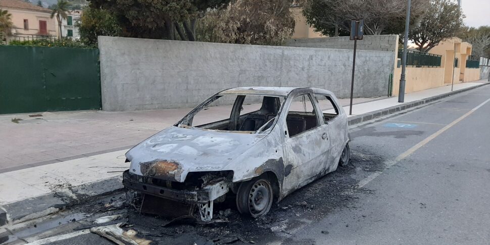Roccella Jonica, spedizione punitiva notturna: auto bruciata in pieno ...