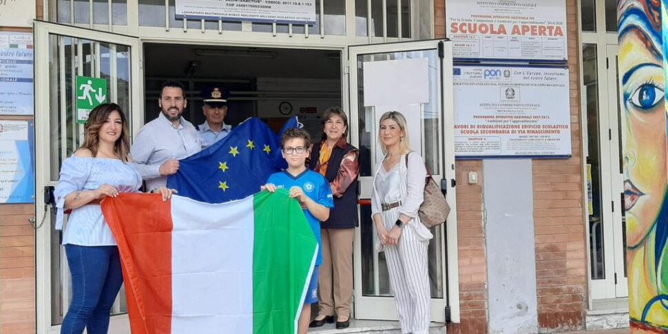Botricello, il Comune dona alle scuole il Tricolore e la bandiera dell ...