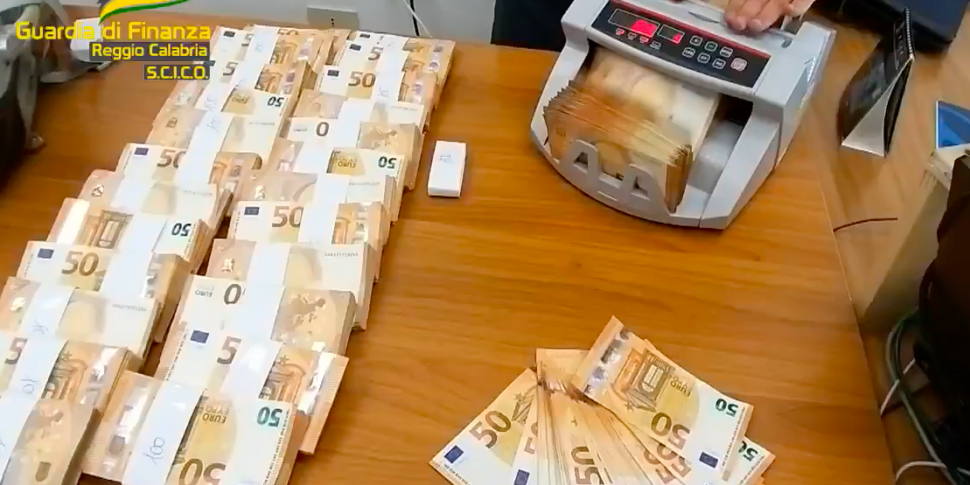 Reggio, le mani 'ndrangheta sul business del petrolio: 80 milioni ...
