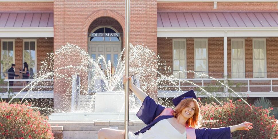 Neo laureata in Medicina festeggia con un numero di pole dance davanti ...