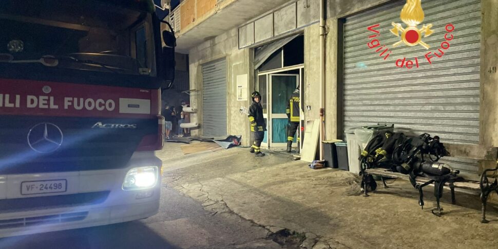 In fiamme un negozio a Magisano, salve le case intorno al locale ...