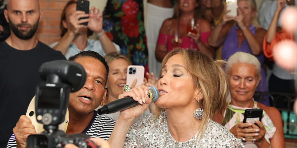Jennifer Lopez improvvisa uno show a Capri, fan in delirio alla taverna ...