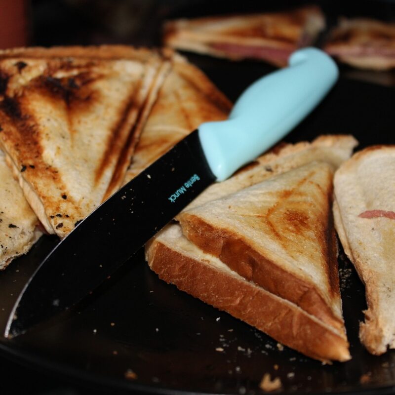 Chiedono di dividere un toast a metà in un bar, sul conto due euro in ...