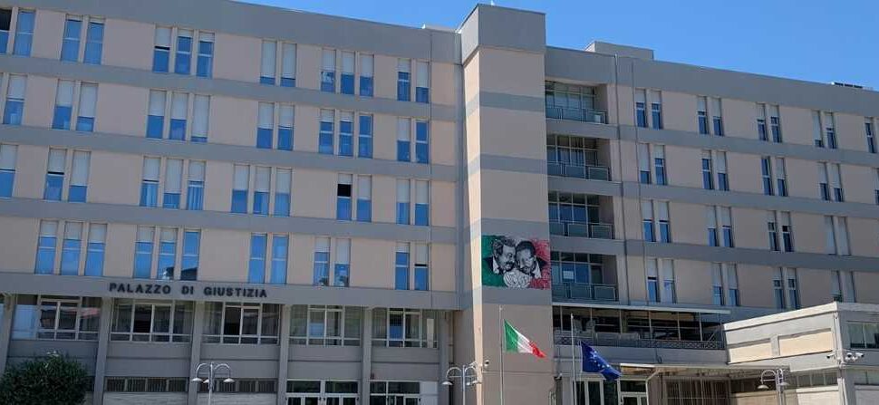 Padre col vizio dell'alcol abusava della figlia assieme al cugino ...