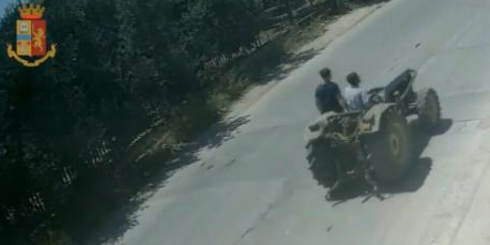 Bambino di 11 anni cade dal trattore, ma il padre fa credere che sia stato investito da un’auto ...