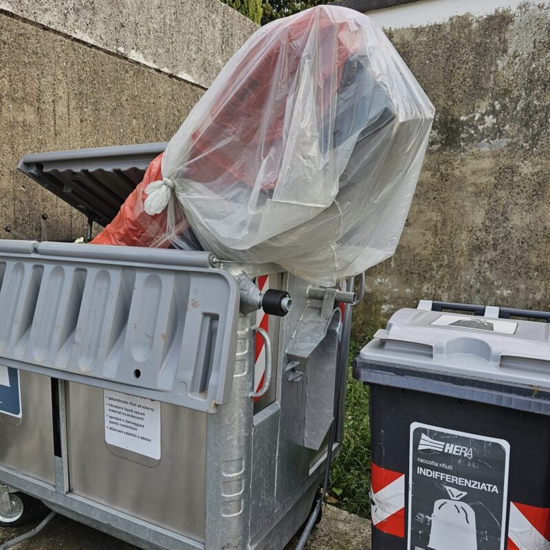 Una bara vuota, imbustata, in un cassonetto della spazzatura del ...