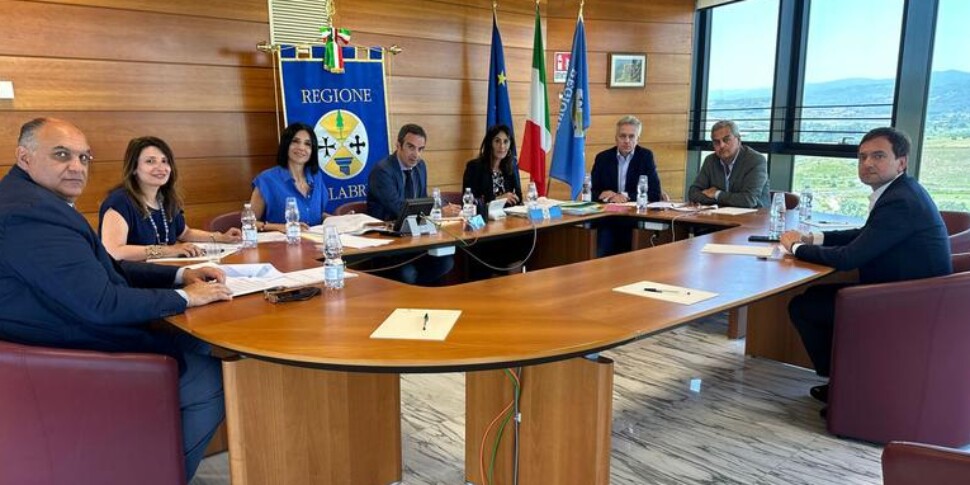 Rifiuti in Calabria, ok della Giunta regionale a linee guida e ... Rifiuti in Calabria, ok della Giunta regionale a linee guida e ...