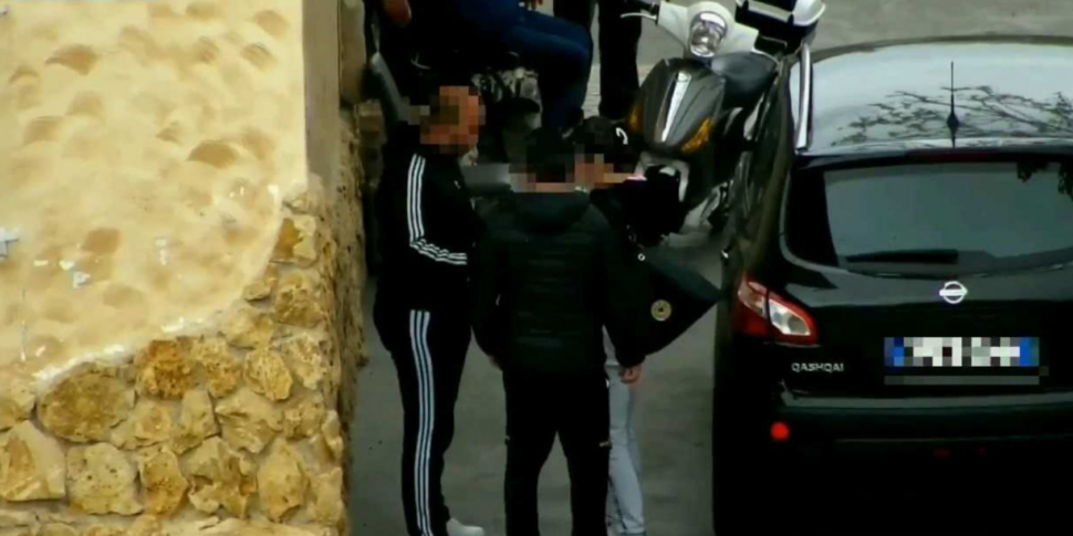 Colpo ai pusher del fortino rom di Crotone, eroina e cocaina nascoste ...