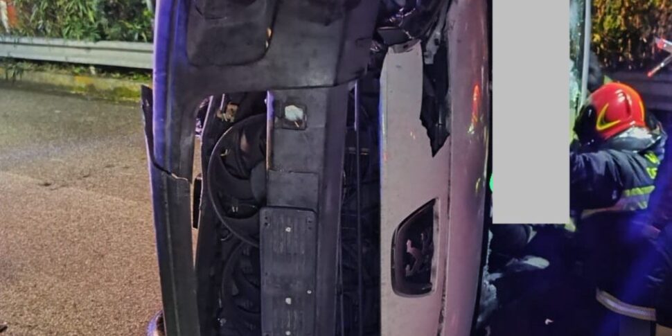 Capo d’Orlando, auto finisce fuori strada sulla A20 e si ribalta ...