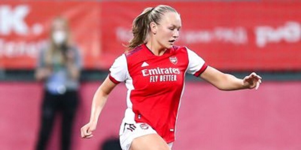 Inghilterra, giocatrice dell'Arsenal sviene in campo: paura alla finale ...