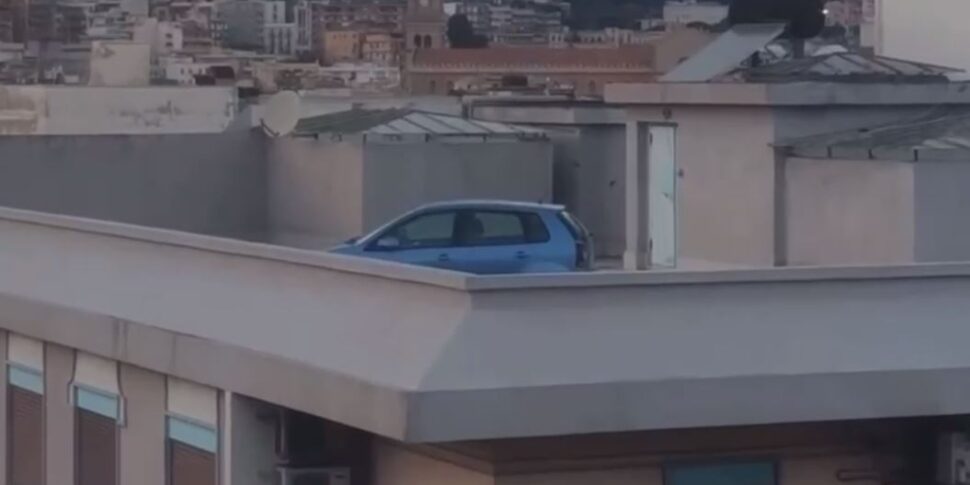 Messina, auto parcheggiata in terrazza. Il video impazza sui social ...