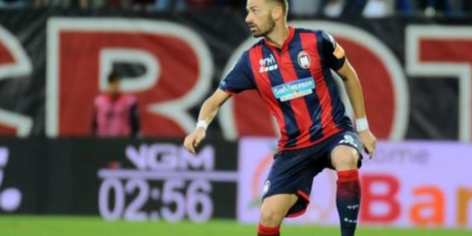 Crotone, l'ex capitano Gigliotti (fuori rosa) si scusa sui social: “Non ...