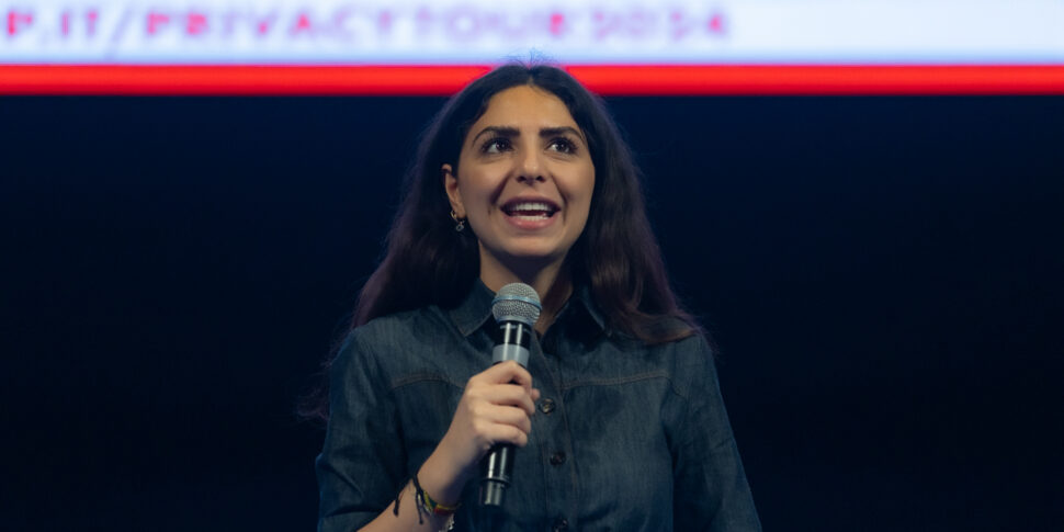 Pegah Moshir Pour a Messina, viva la libertà di parlare e pretendere ...