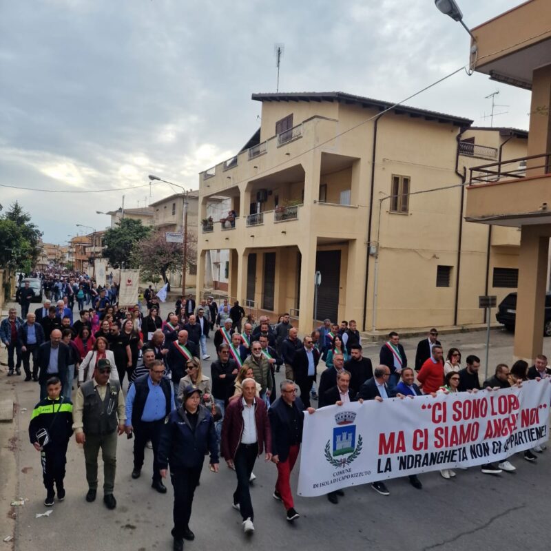 Donna canadese prende una trota di quasi 26 kg dopo un'ora di ...