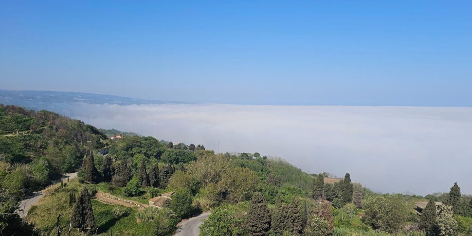Torna il fenomeno della "Lupa": la nebbia si posa sul mare della costa ...