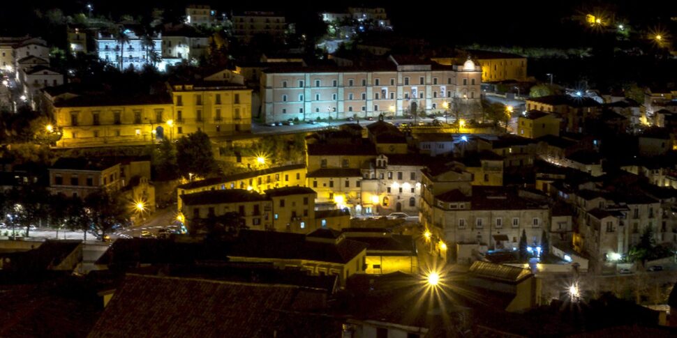 Cosenza, pronta la nuova illuminazione: il centro storico torna a ...