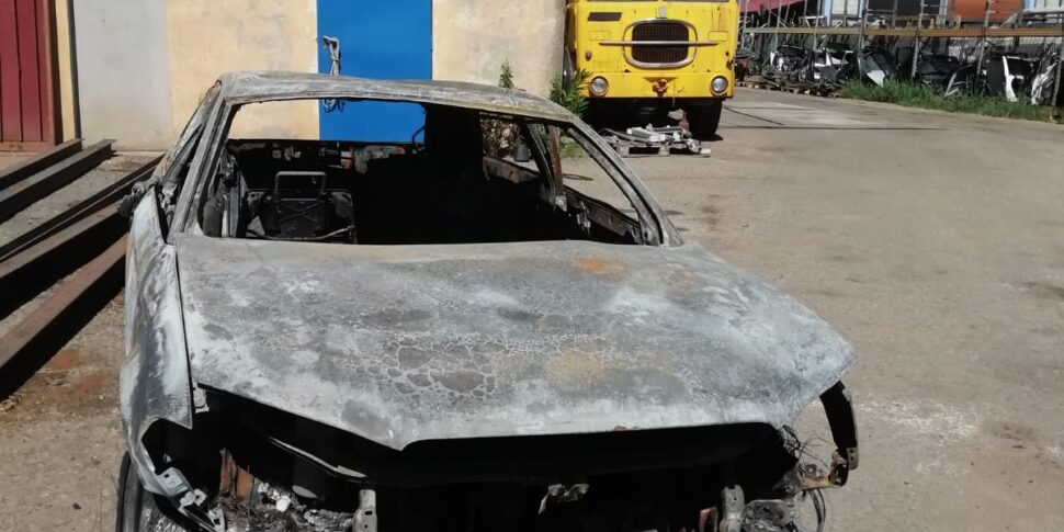 Isola Capo Rizzuto, l'auto sta andando a fuoco e i finanzieri gli ...